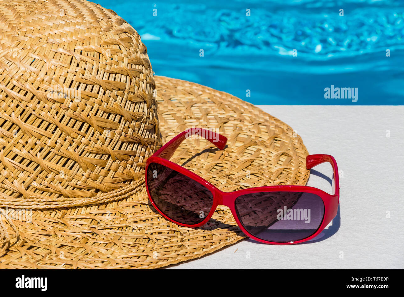 Vacation Symbol Photo of a Sun Hat at the Pool Stock Photo - Alamy