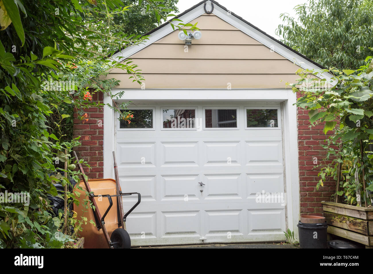 Brick garage hi-res stock photography and images - Alamy