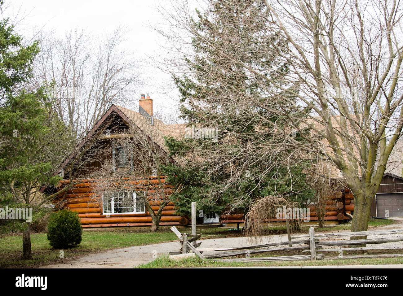 Modern log cabin exterior hi-res stock photography and images - Alamy