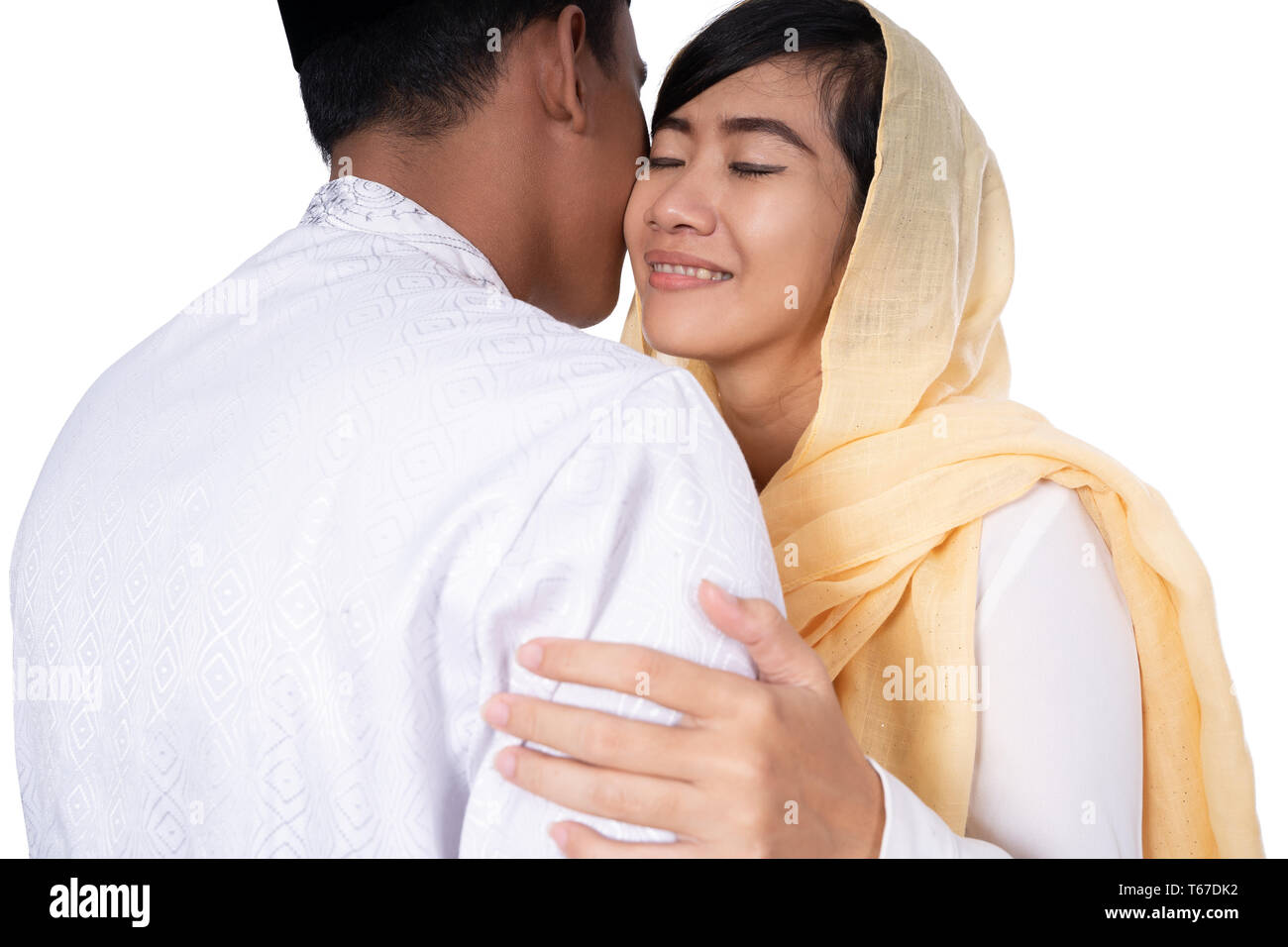 muslim couple embrace on eid mubarak Stock Photo - Alamy