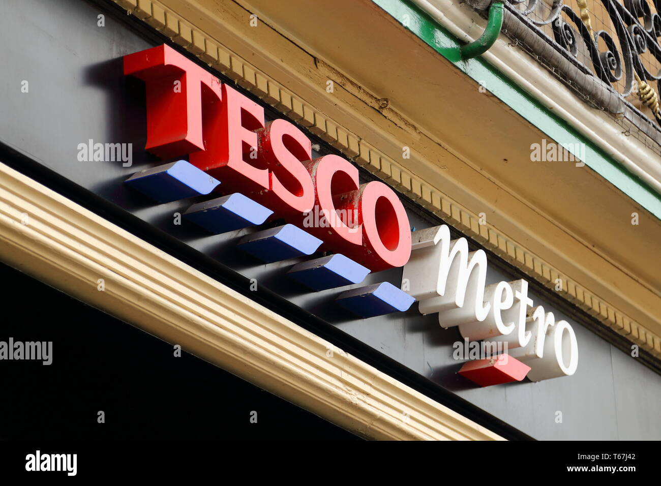 Tesco Metro logo above aTesco shop in Oxford, UK Stock Photo - Alamy