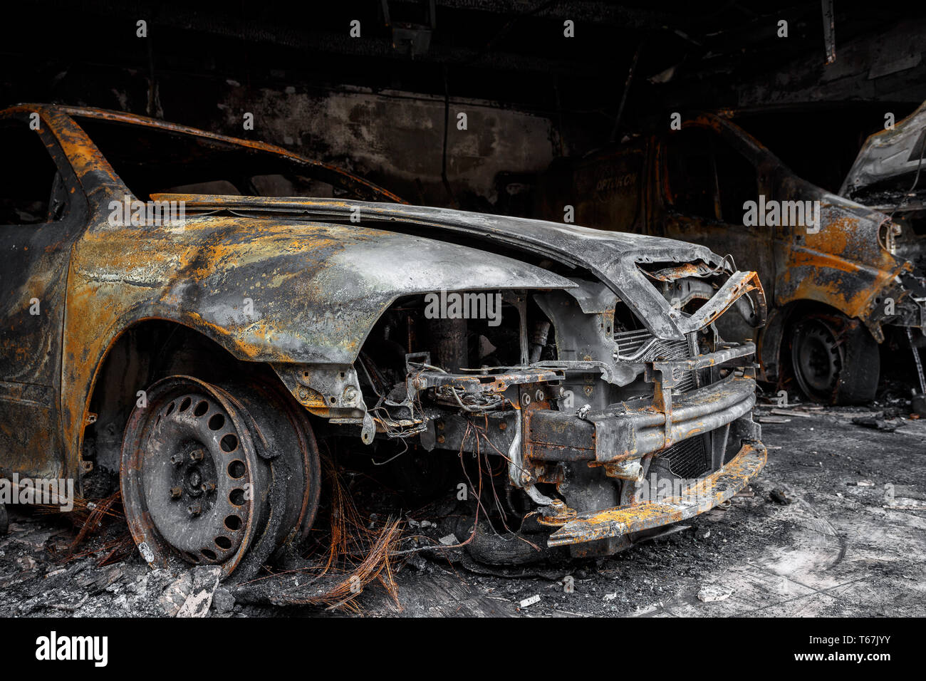 Cars burned down hi-res stock photography and images - Alamy
