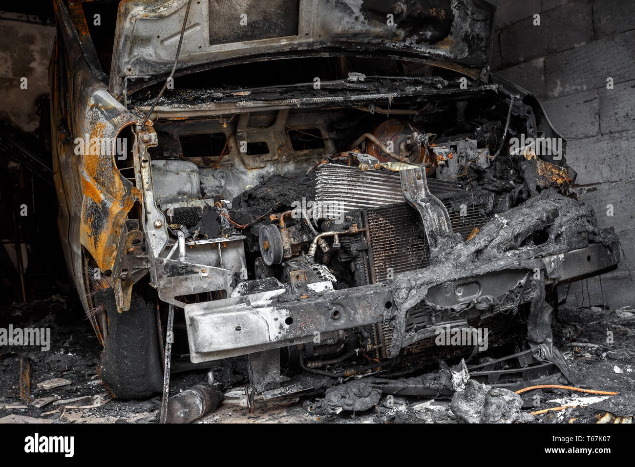 Burned out crashed car hi-res stock photography and images - Alamy
