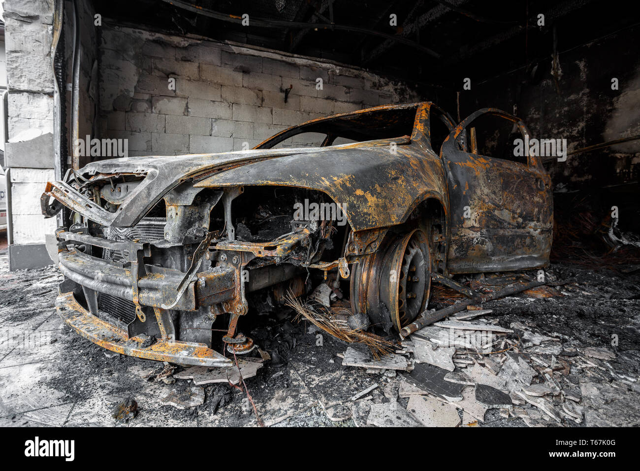 Cars burned down hi-res stock photography and images - Alamy