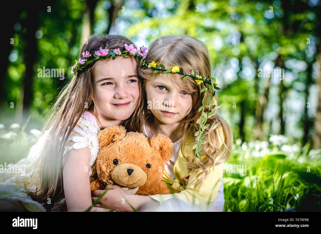 Two baby friends hi-res stock photography and images - Alamy