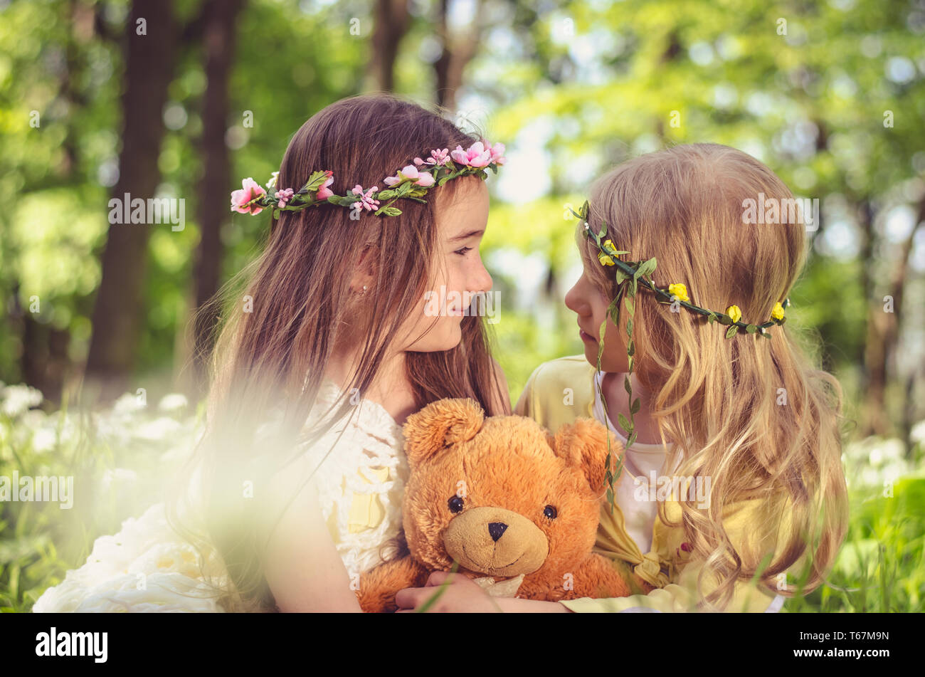 Two children friends hi-res stock photography and images - Alamy