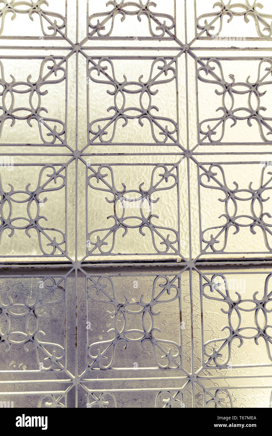 Metal grid window hi-res stock photography and images - Alamy