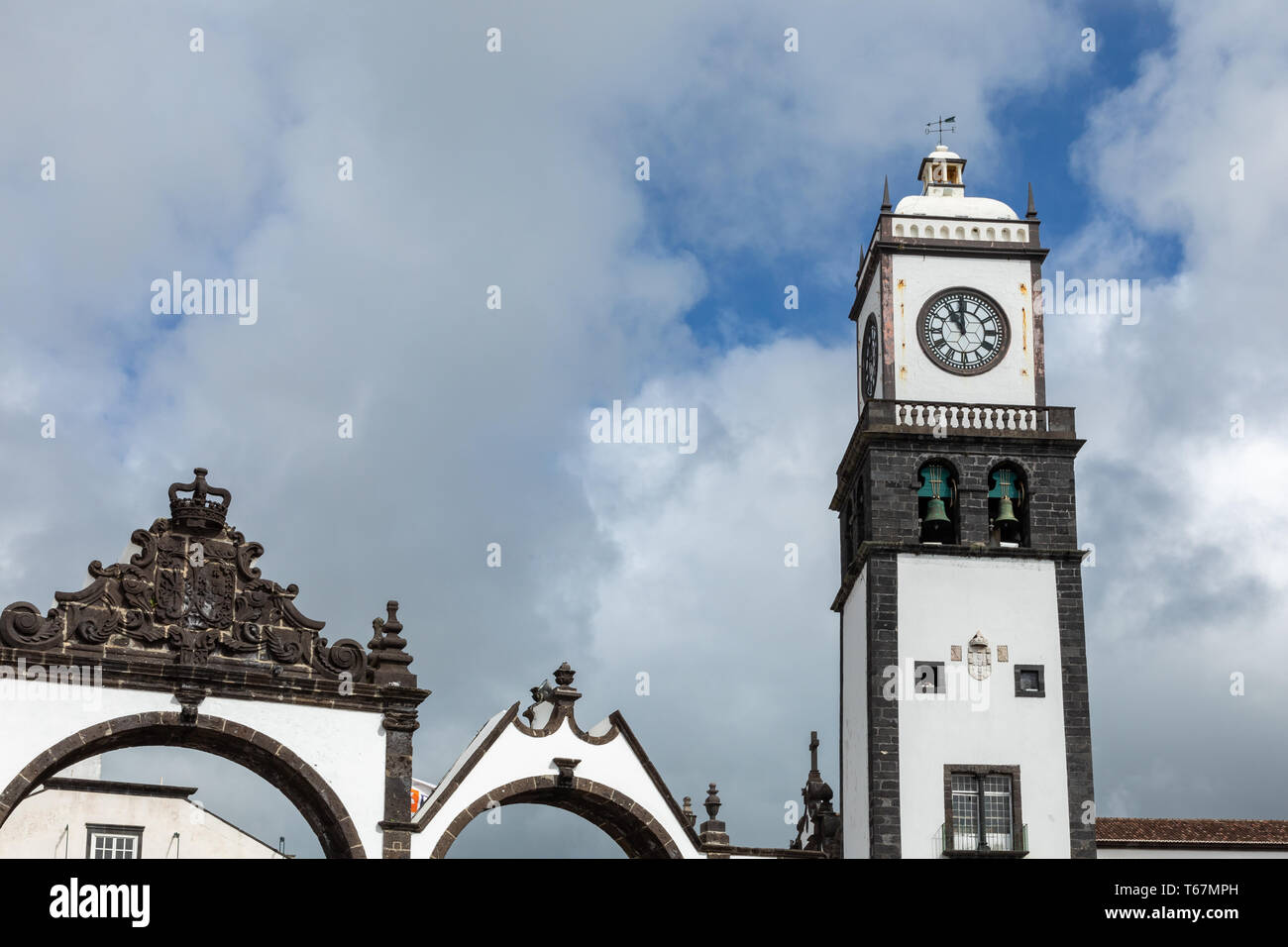 The historical entrance (Portas da Cidade) to the village of Ponta ...