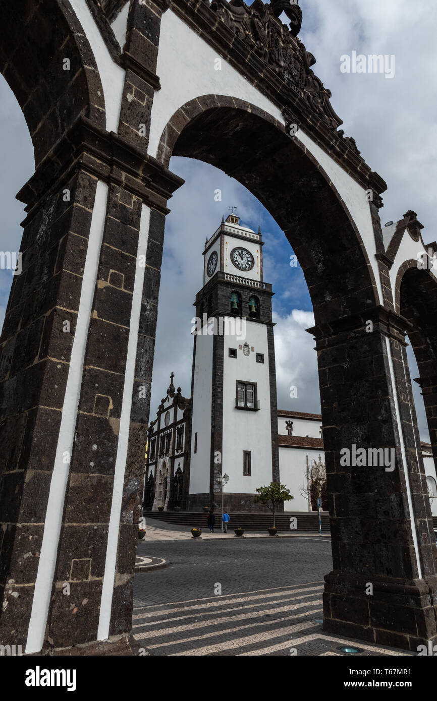 The historical entrance (Portas da Cidade) to the village of Ponta ...