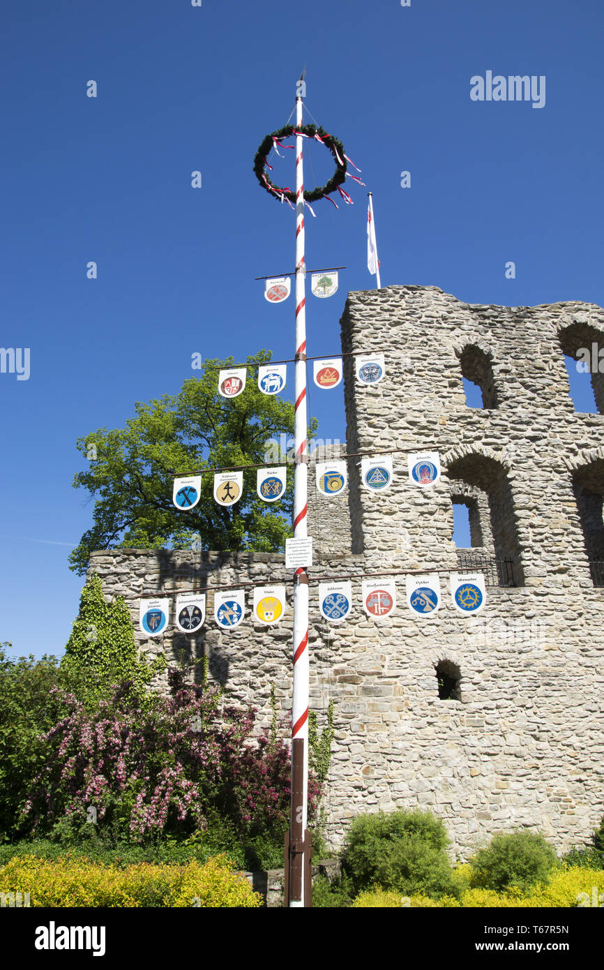 Setting up a maypole hi-res stock photography and images - Alamy