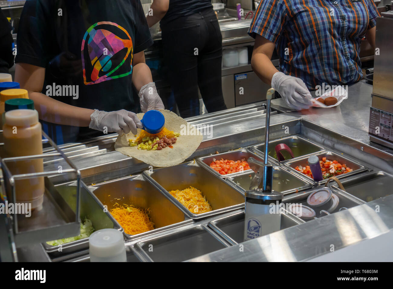 Taco bell workers hi-res stock photography and images - Alamy