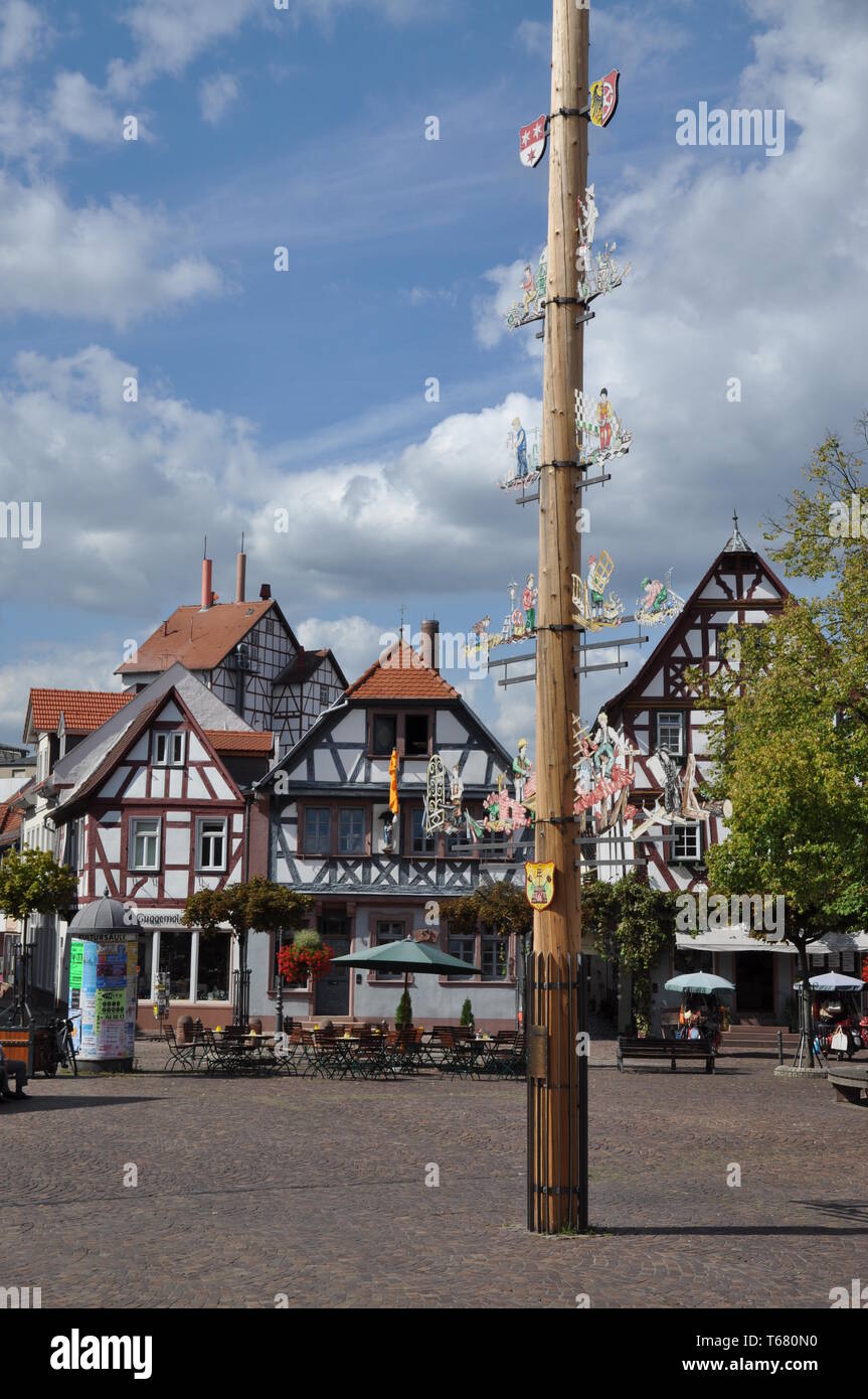 Setting up a maypole hi-res stock photography and images - Alamy