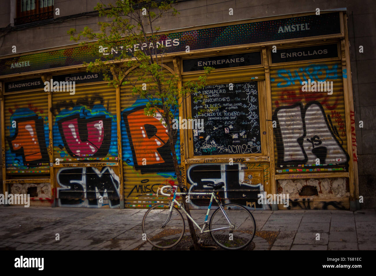 Buildings with graffiti hi-res stock photography and images - Alamy