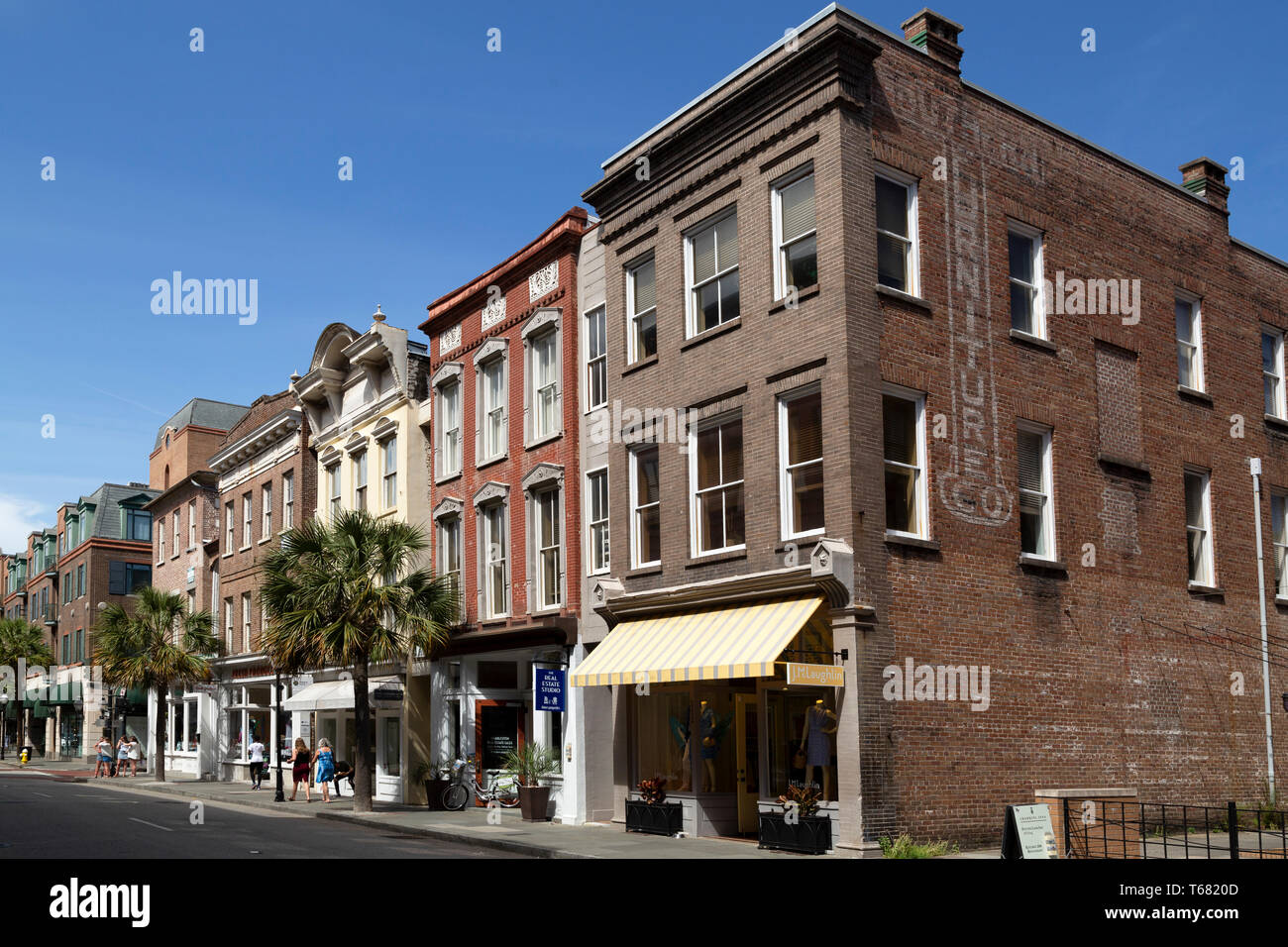 Storefront canopies hi-res stock photography and images - Alamy