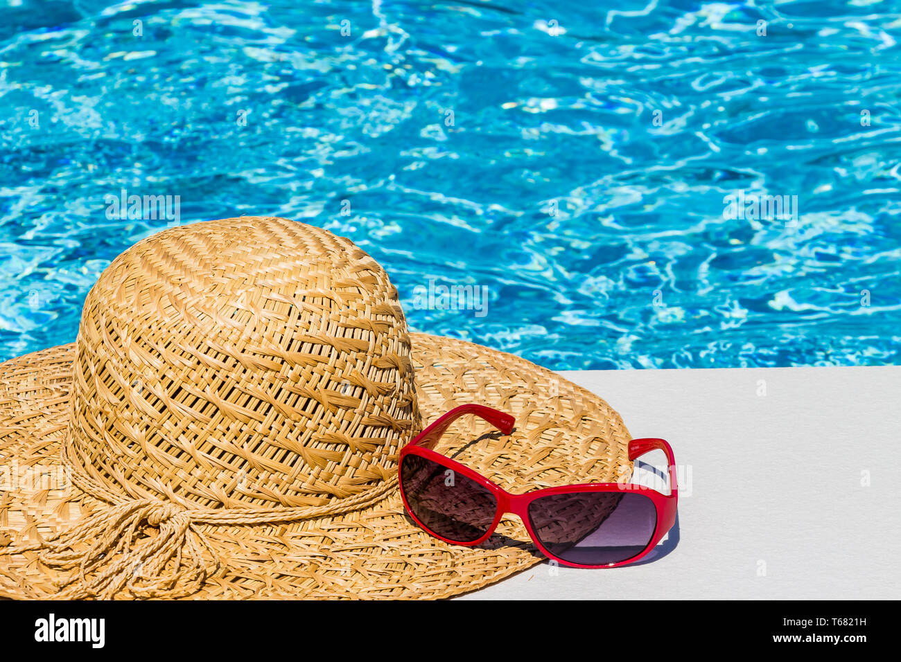 Vacation Symbol Photo of a Sun Hat at the Pool Stock Photo - Alamy