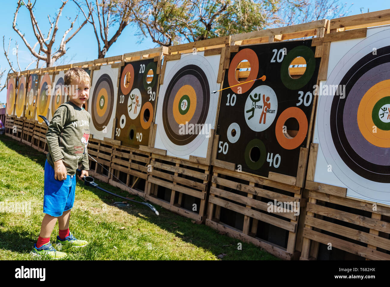 Arrow bullseye archery bullseye outside hi-res stock photography and ...