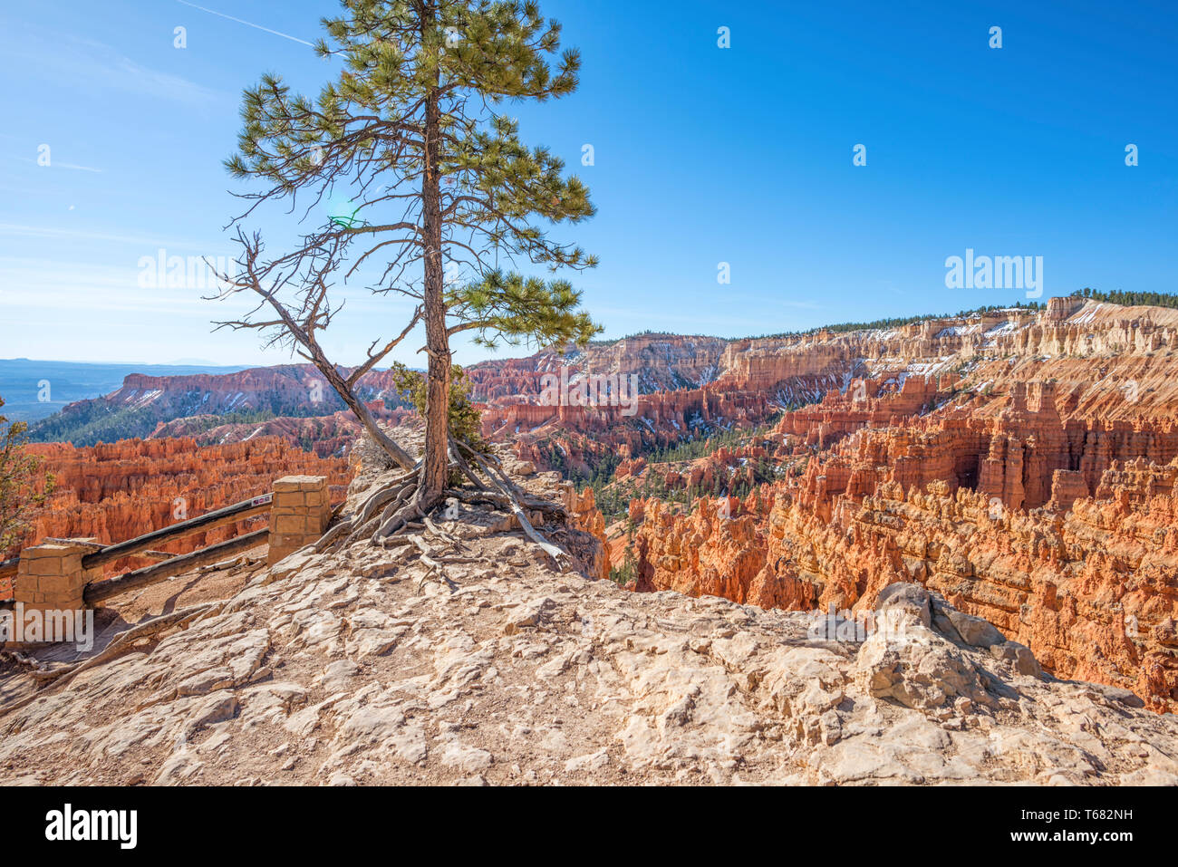 Rock formations at the Bryce Amphitheater viewed from Sunset Point ...
