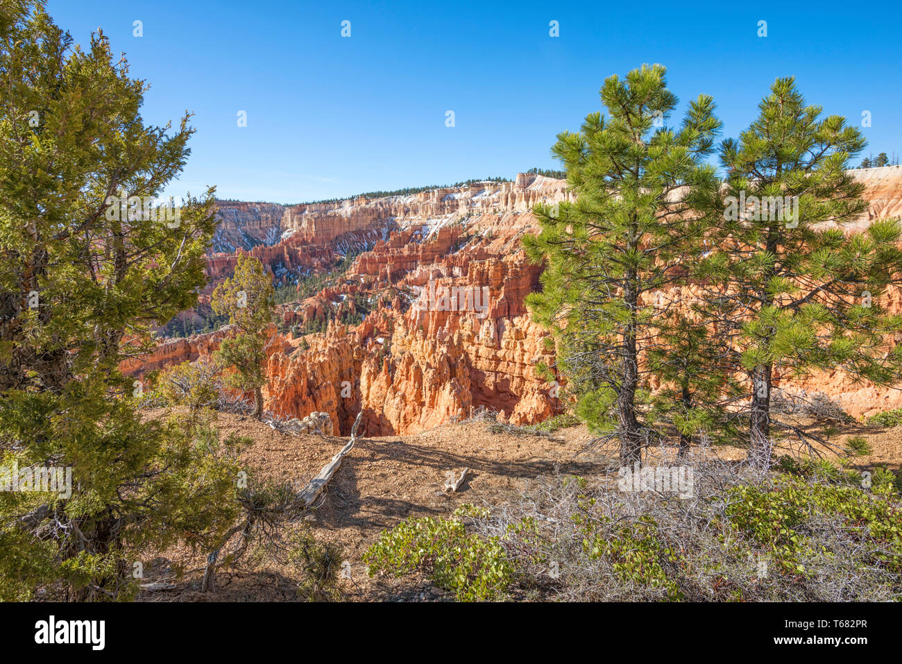 Rock formations at the Bryce Amphitheater viewed from Sunset Point ...