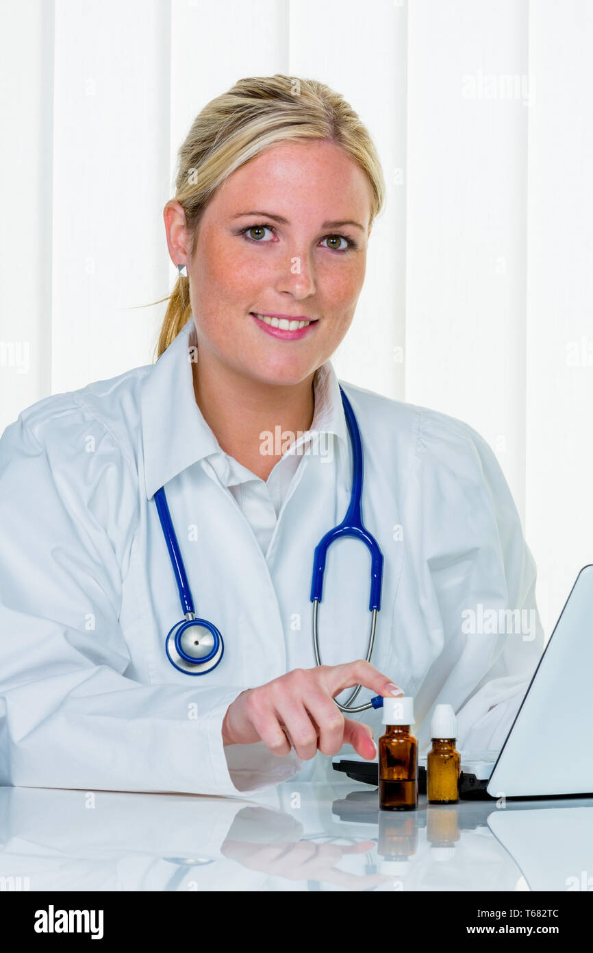 Real doctors hi-res stock photography and images - Alamy