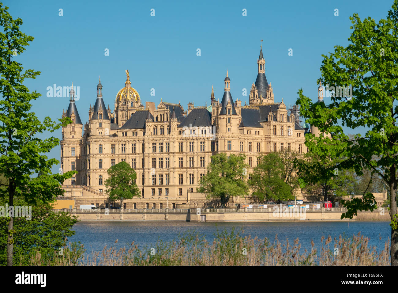 the Schwerin castle in spring in the most beautiful weather before blue ...