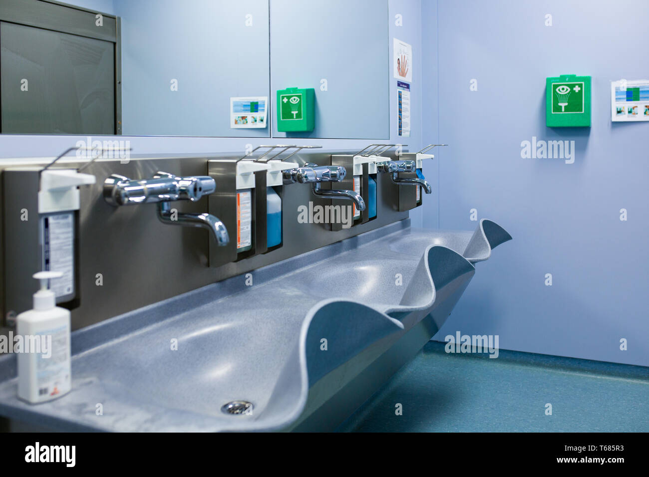 Sterile steel washbasin in modern surgery room Stock Photo - Alamy