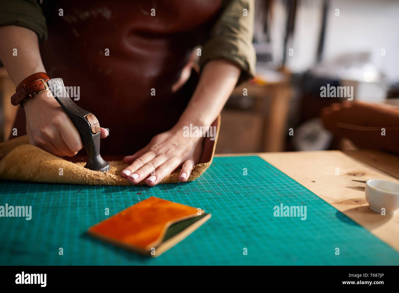 Close up wallet hands hi-res stock photography and images - Alamy