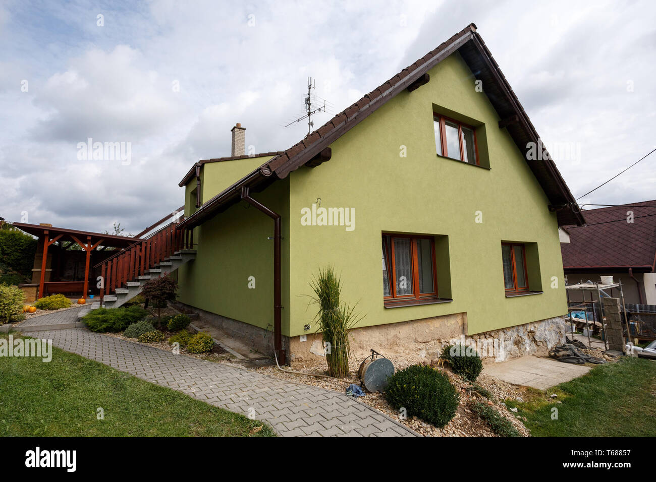 Housing repair fence paint hi-res stock photography and images - Alamy