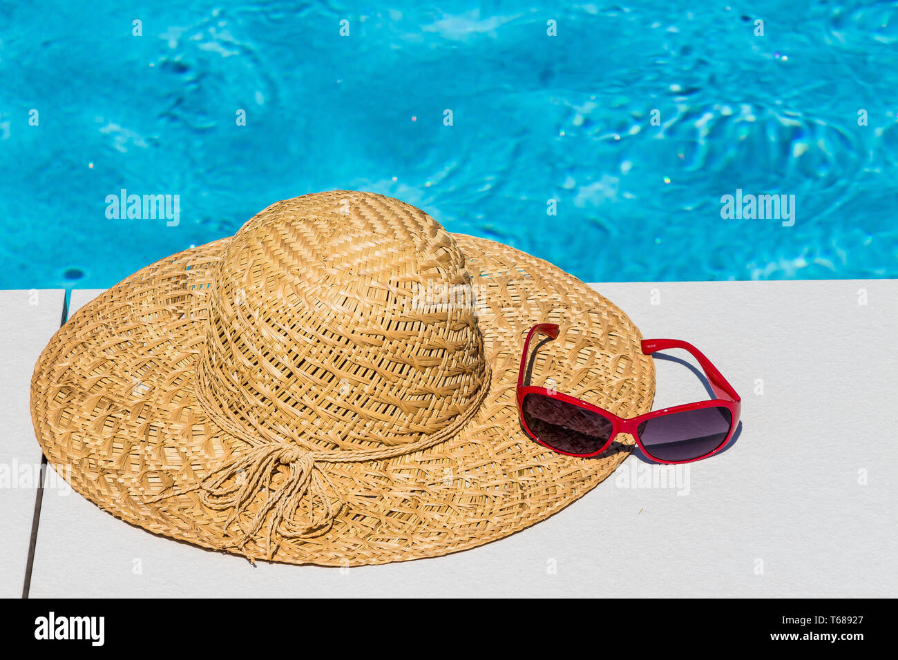 Vacation Symbol Photo of a Sun Hat at the Pool Stock Photo - Alamy