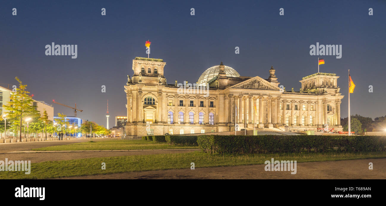 Reichstag night government district hi-res stock photography and images ...