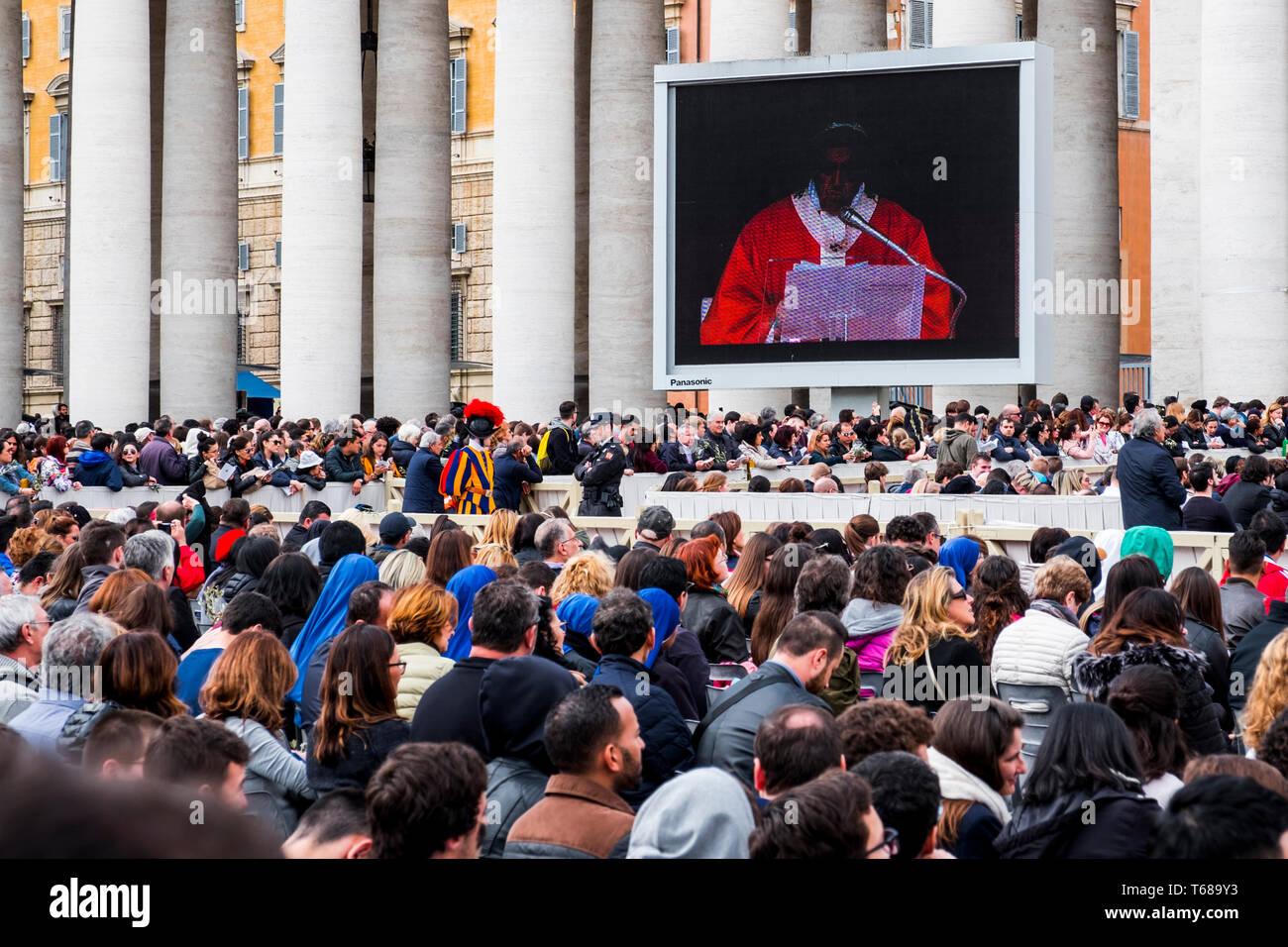 Palm Sunday mass officiated by Pope Francis in Saint Peter's Square ...