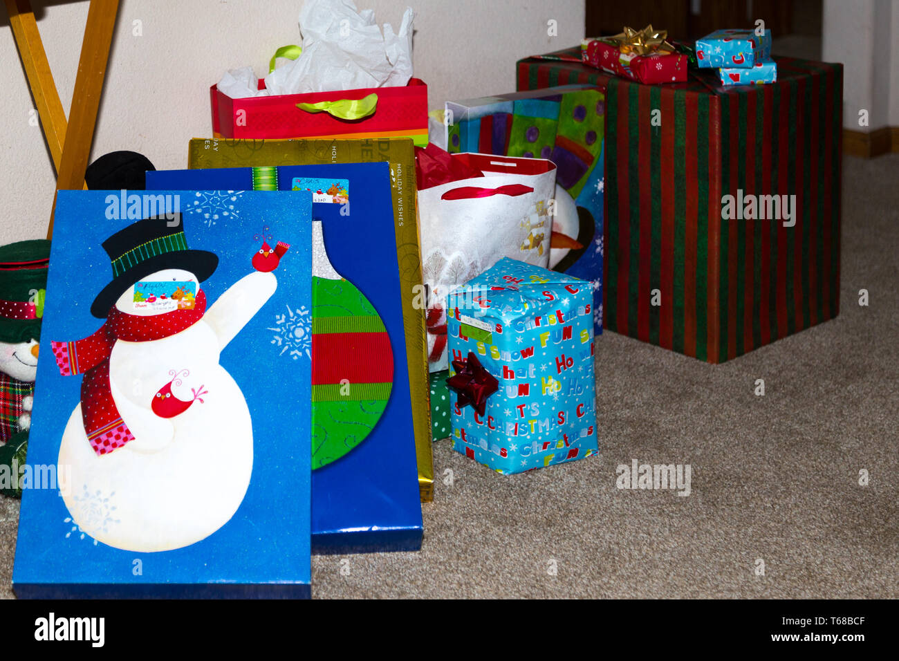 Decorating for christmas hi-res stock photography and images - Alamy
