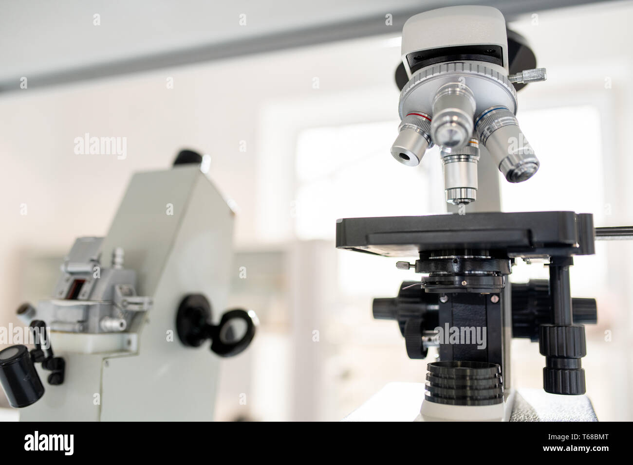 Microscopes in scientific laboratory Stock Photo - Alamy
