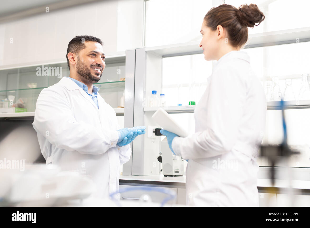 Laboratory colleagues discussing research Stock Photo - Alamy