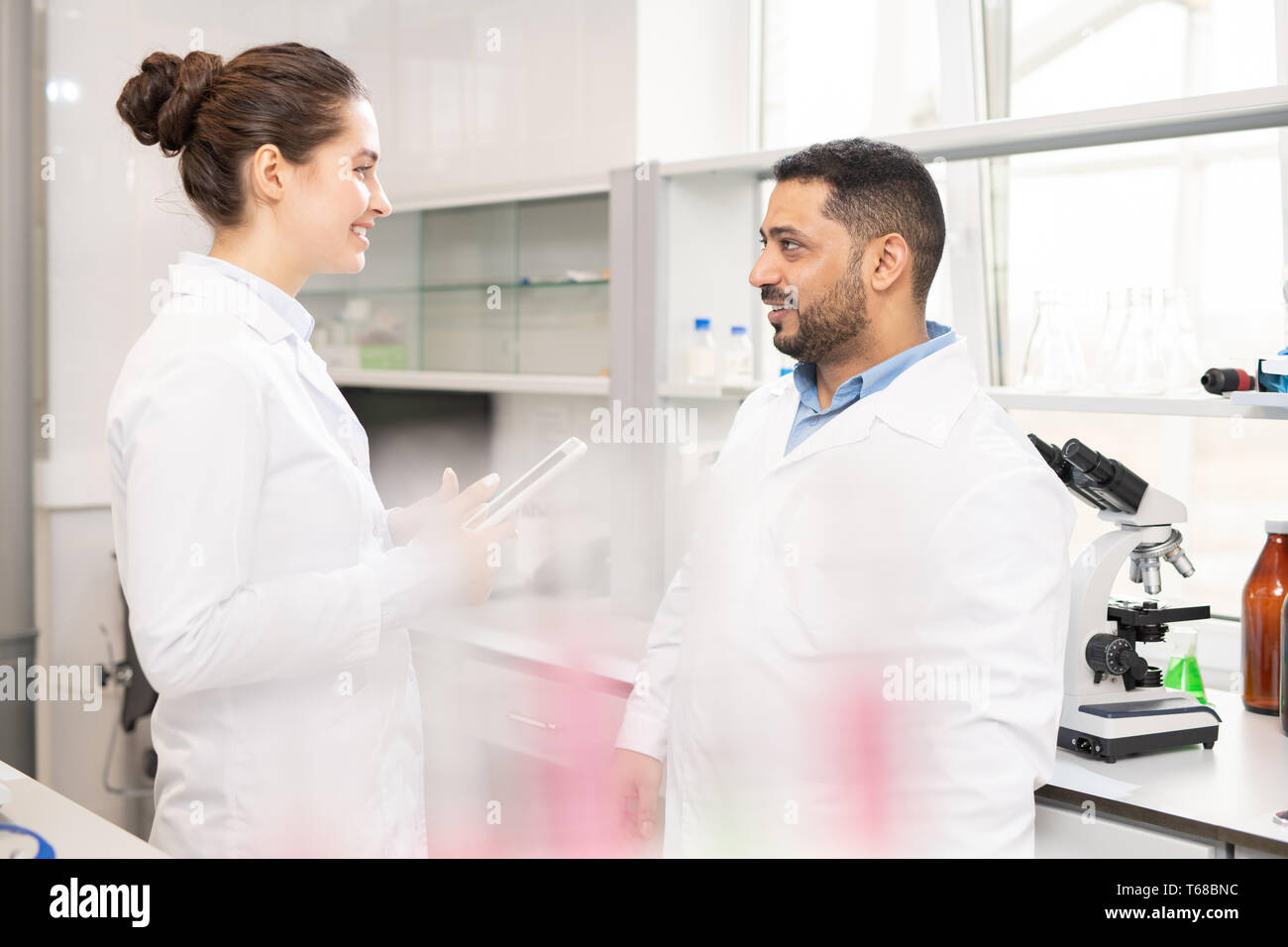 Multi-ethnic laboratory workers planning research Stock Photo - Alamy