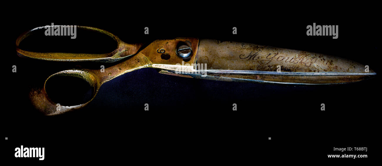 Antique scissors hi-res stock photography and images - Alamy