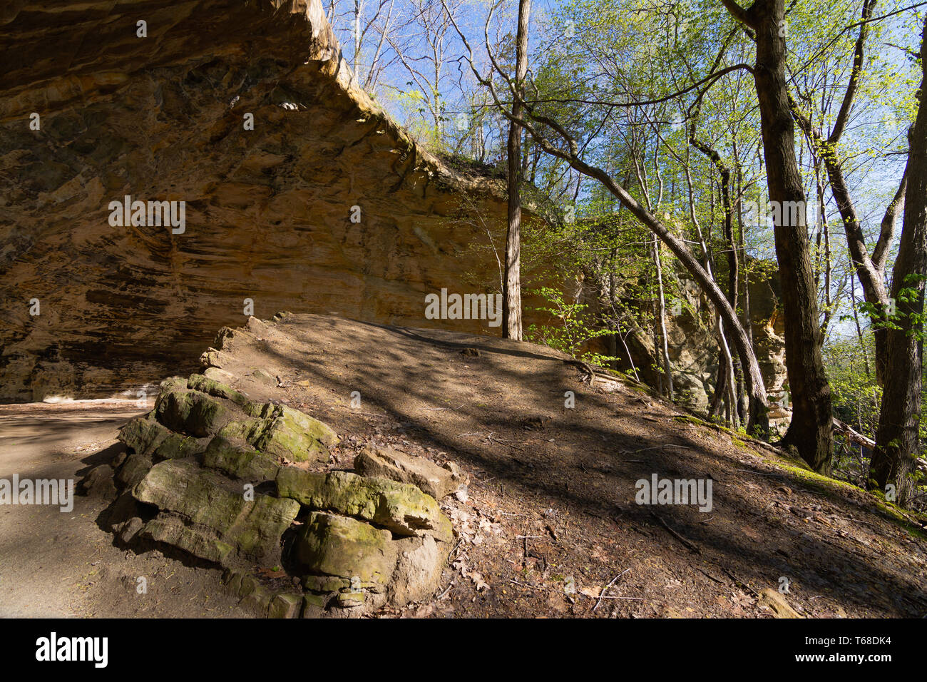 Council Overhang in Starved Rock State Park on a beautiful Spring ...