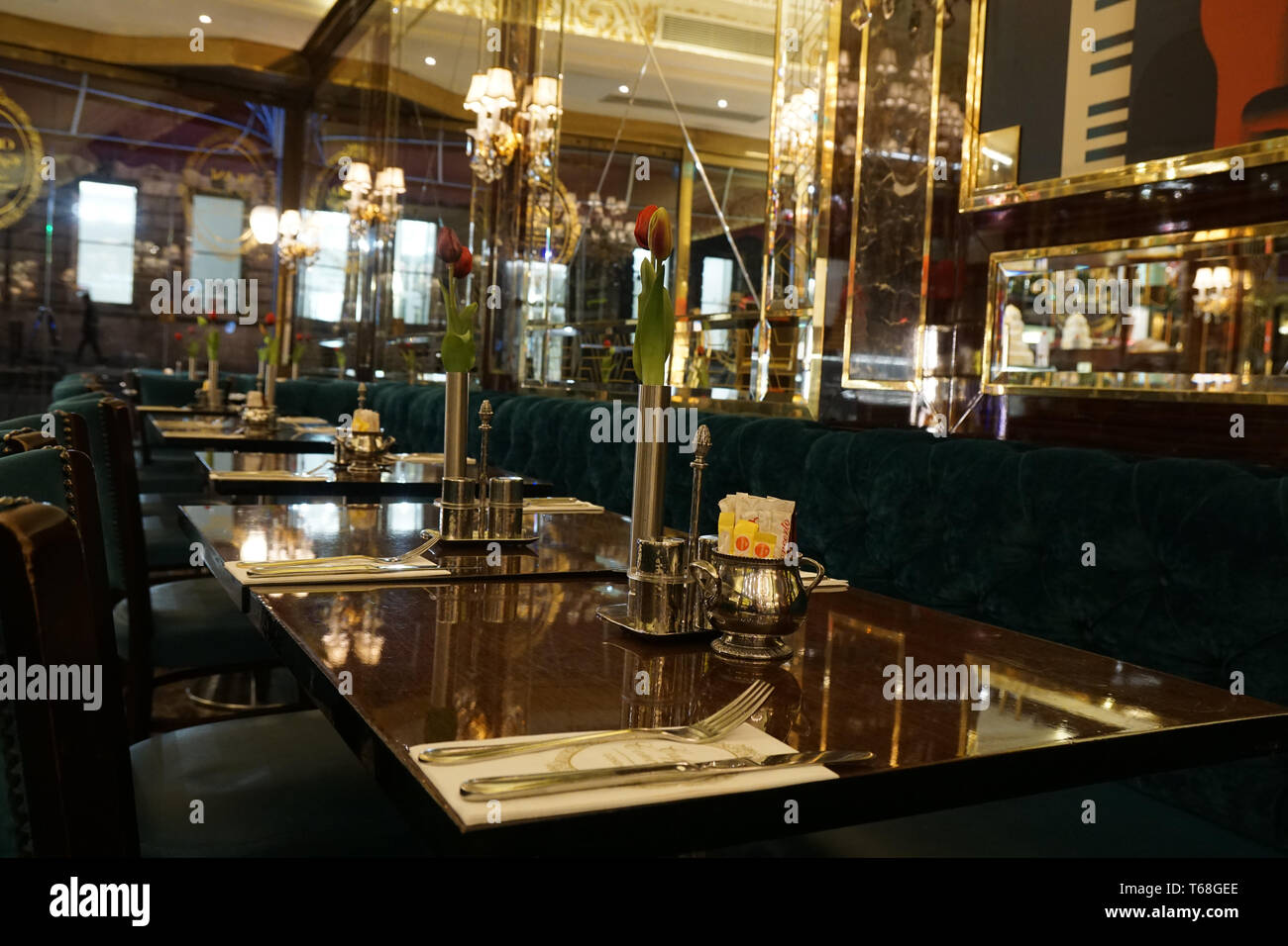 Posh restaurant hi-res stock photography and images - Alamy