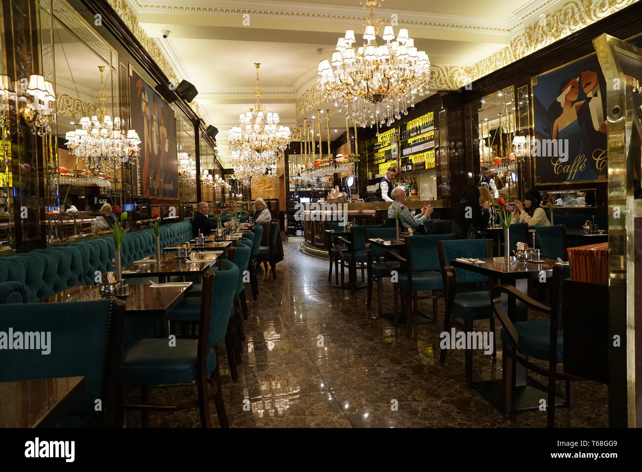 Posh restaurant hi-res stock photography and images - Alamy