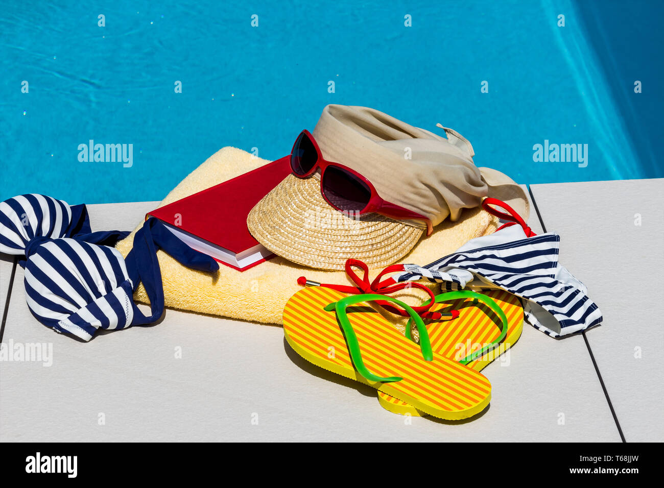 Vacation Symbol Photo of a Sun Hat at the Pool Stock Photo - Alamy