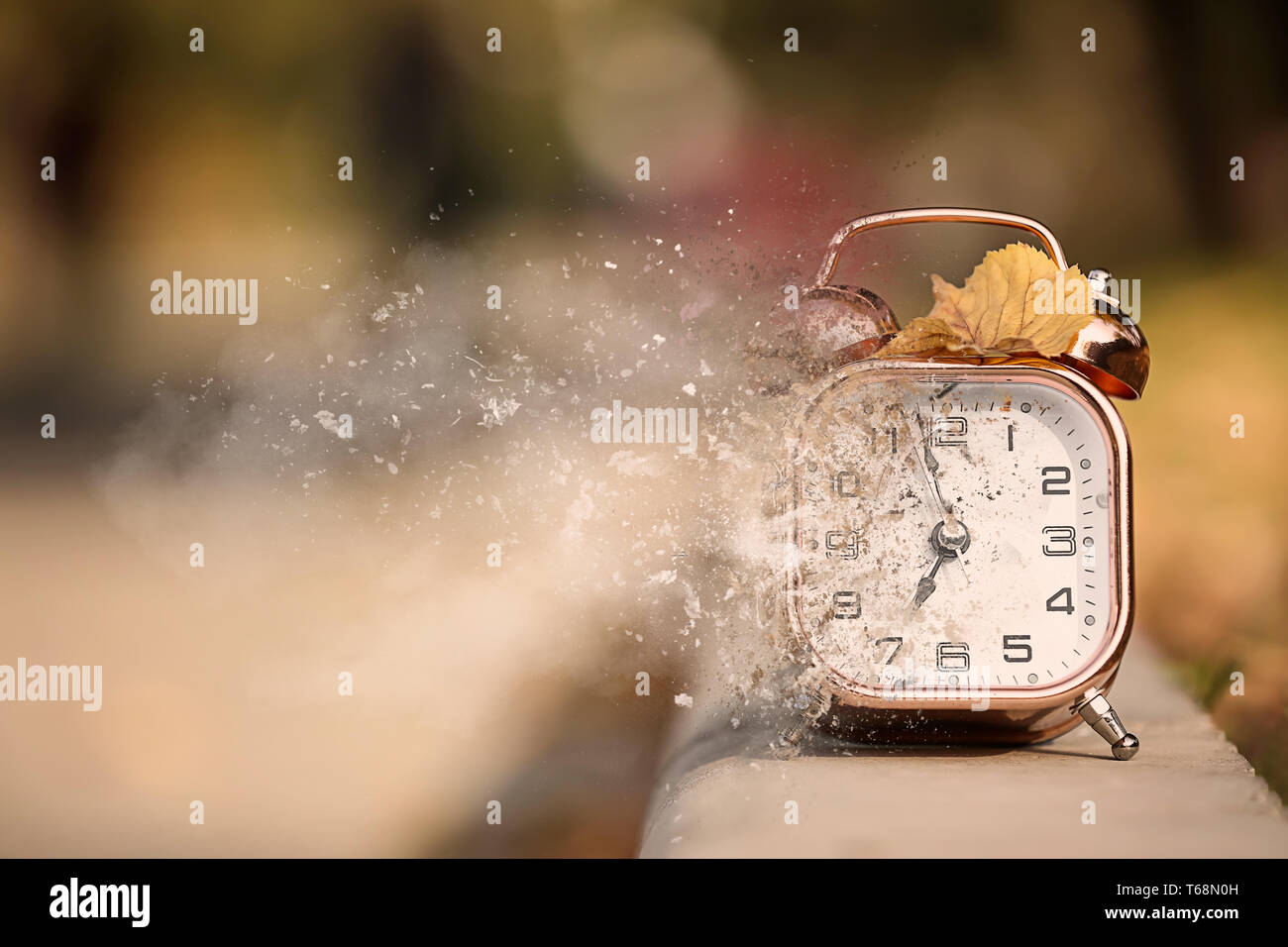 Object crumbling hi-res stock photography and images - Alamy