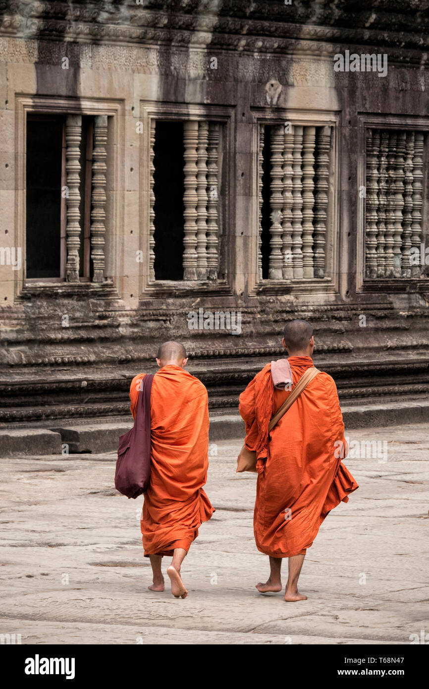 Barefoot buddhist monks hi-res stock photography and images - Alamy