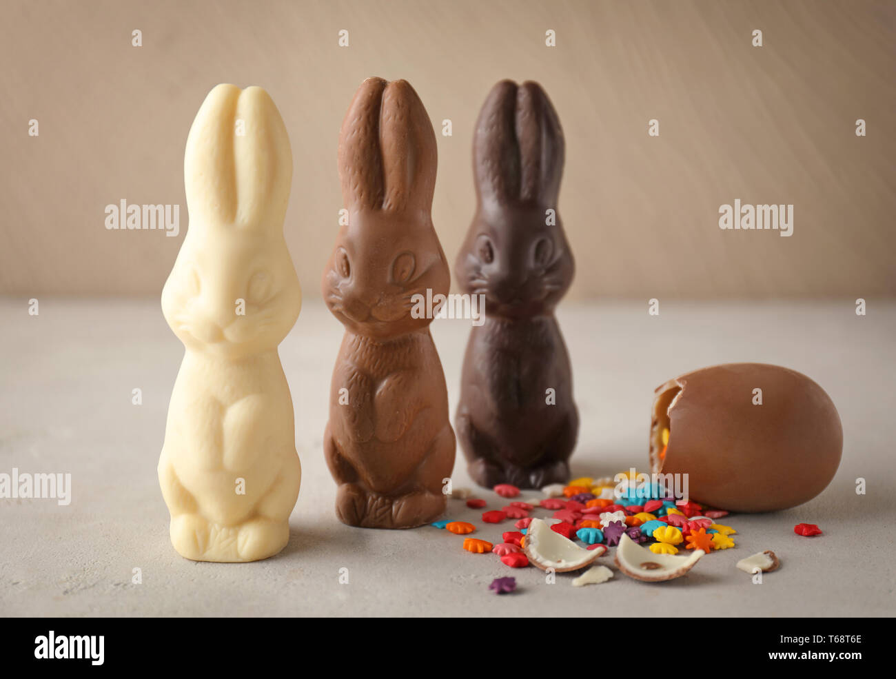 Chocolate Easter bunnies and egg on table Stock Photo - Alamy