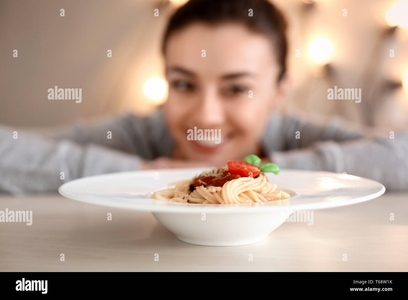 Spaghetti bolognese female adult eating hi-res stock photography and ...