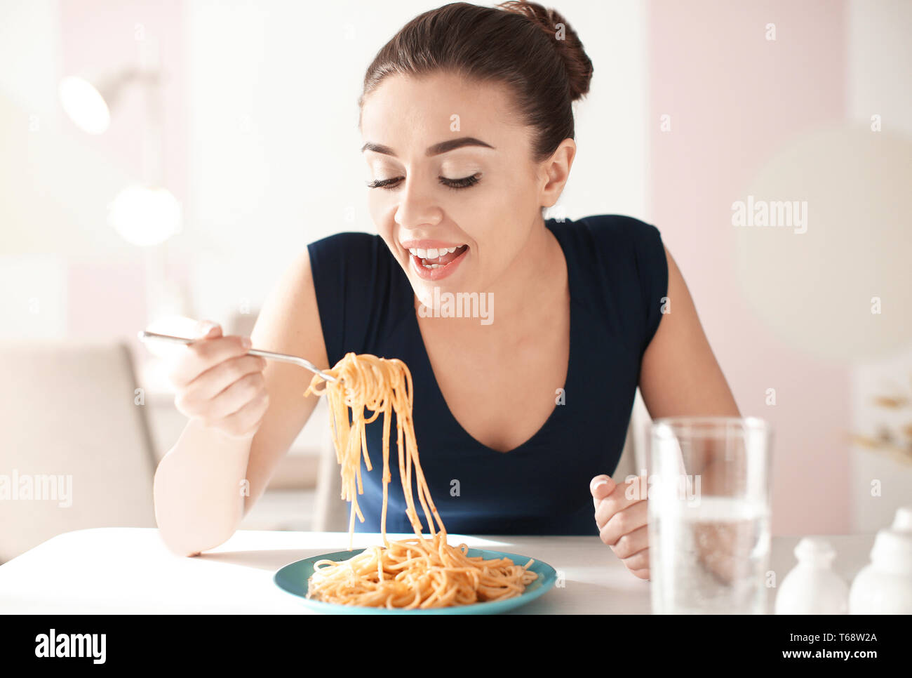 Spaghetti bolognese female adult eating hi-res stock photography and ...