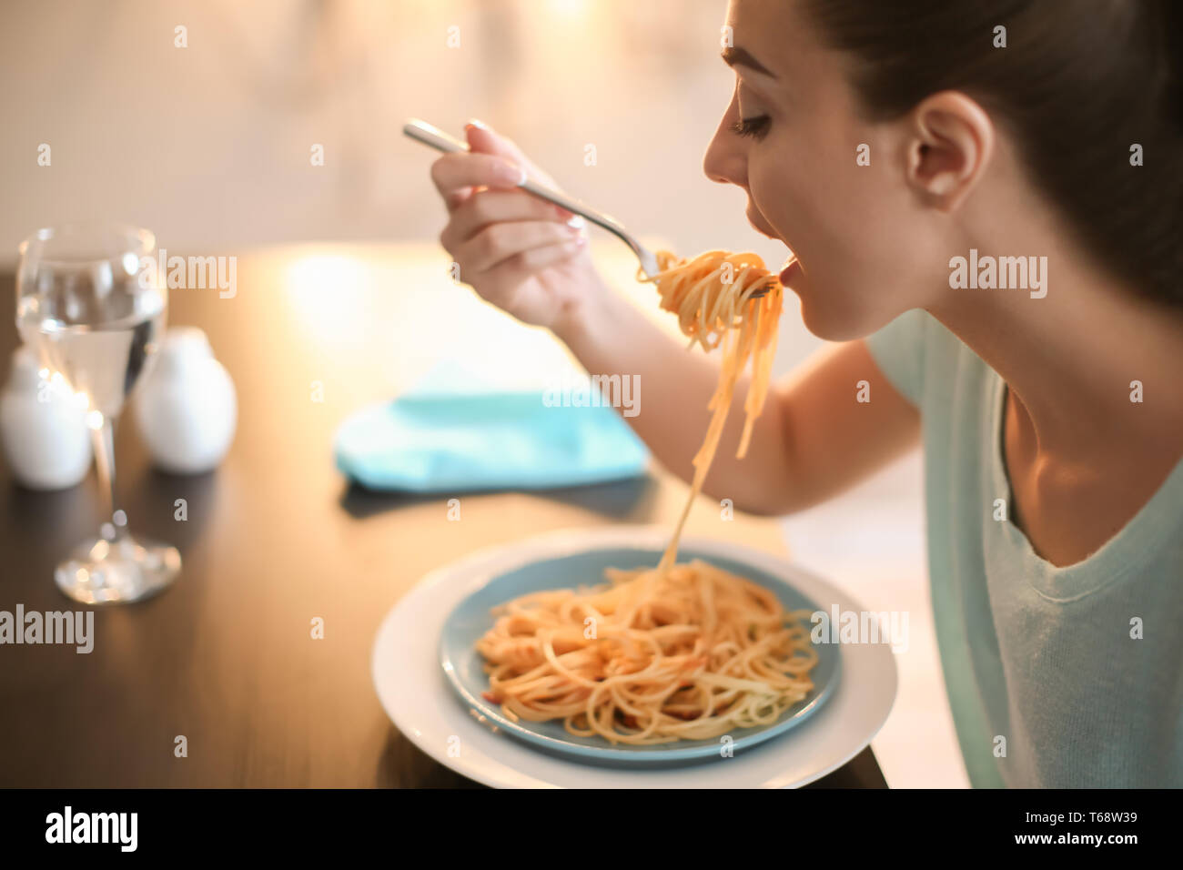 Spaghetti bolognese female adult eating hi-res stock photography and ...