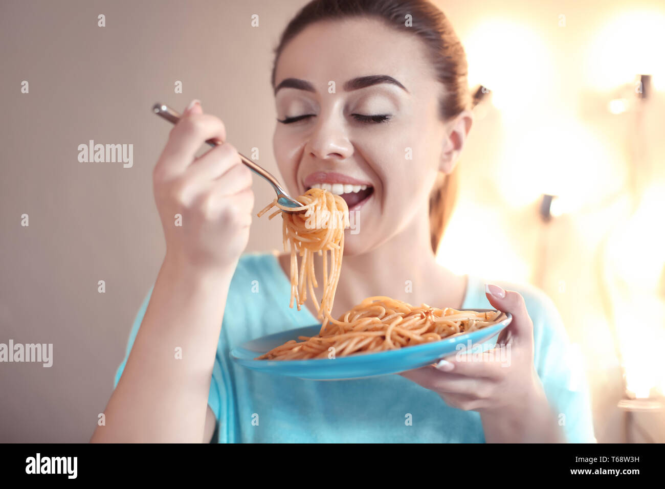 Spaghetti bolognese female adult eating hi-res stock photography and ...