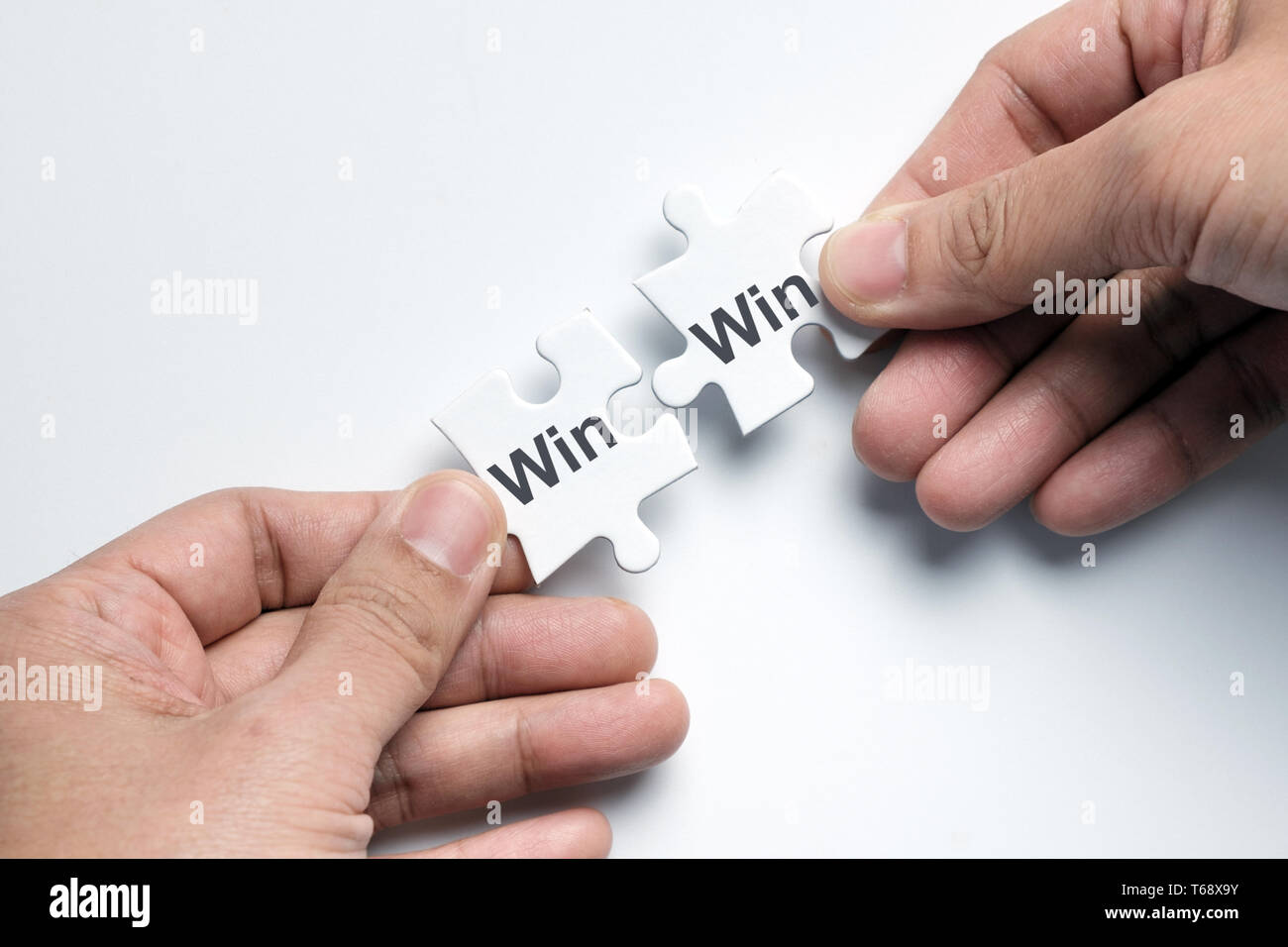 Win win agreement hi-res stock photography and images - Alamy