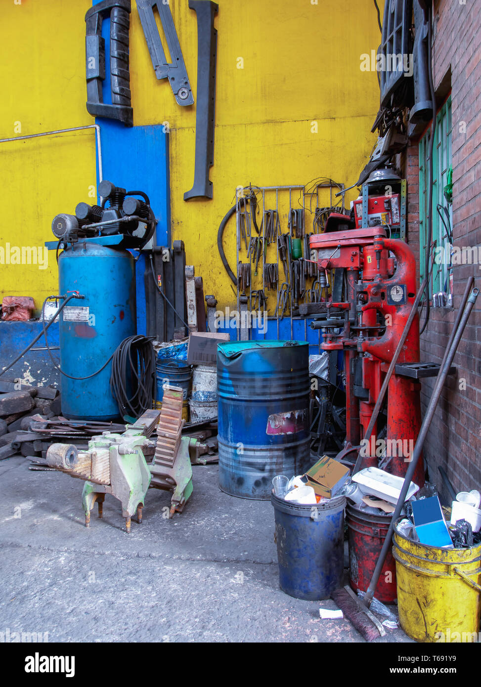 Messy Shop Stock Photos & Messy Shop Stock Images - Alamy