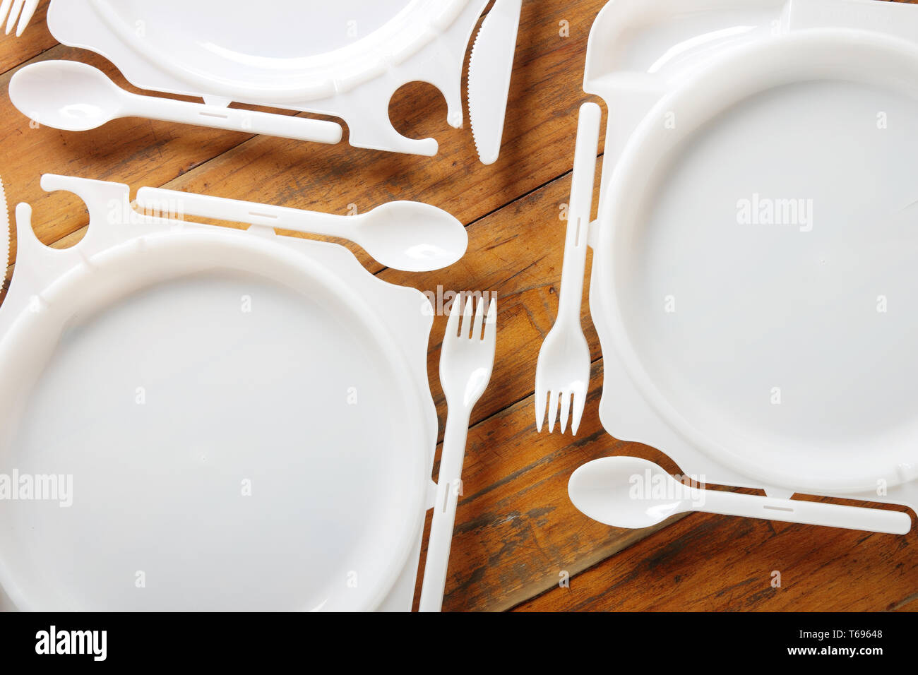 Plastic plates hi-res stock photography and images - Alamy