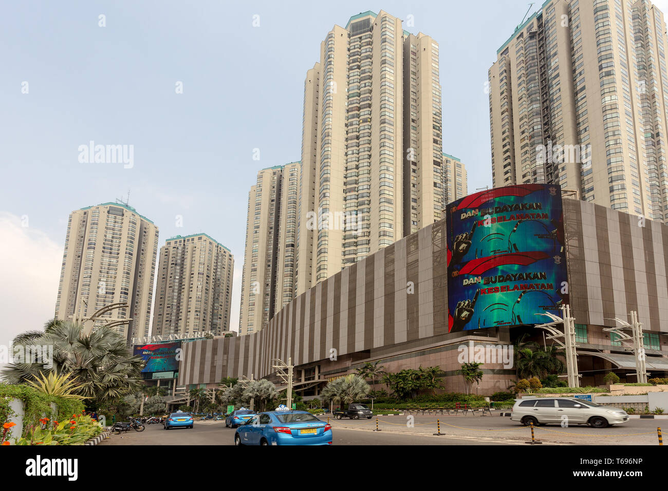 Jakarta indonesia shopping skyscraper hi-res stock photography and ...